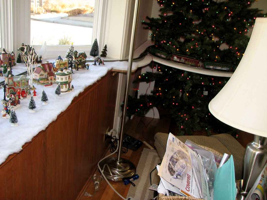 Model train around Christmas tree - Model railroad layouts plansModel ...