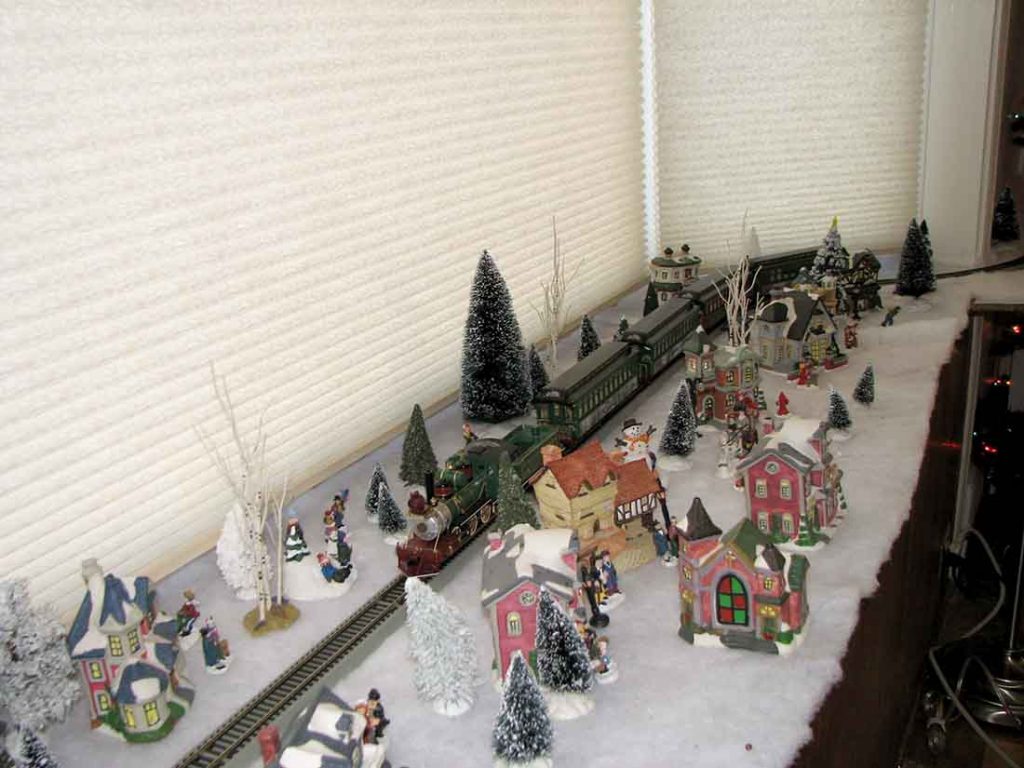 Model train around Christmas tree - Model railroad layouts plansModel ...