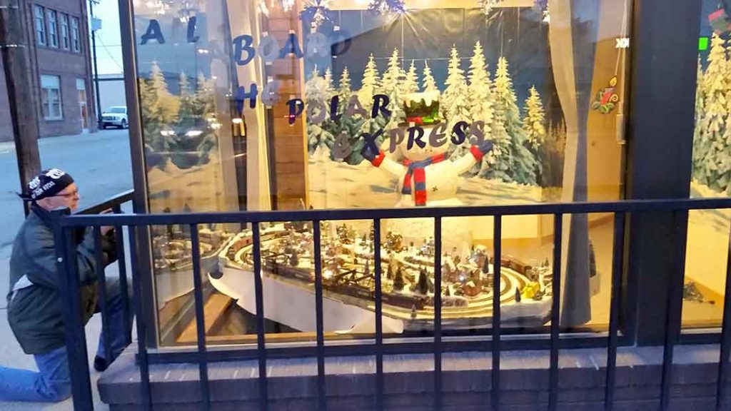 Model train around Christmas tree - Model railroad layouts plansModel ...
