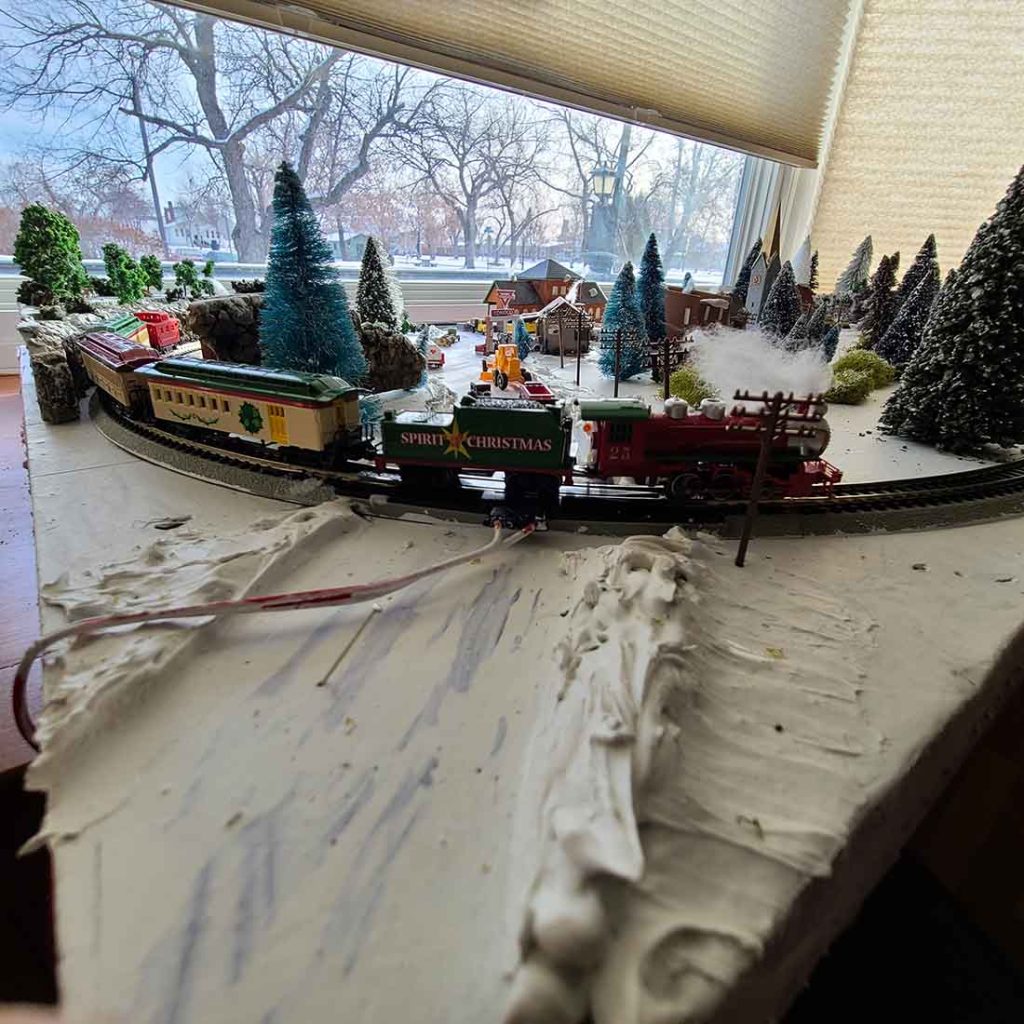 Christmas model train layout - Model railroad layouts plansModel ...