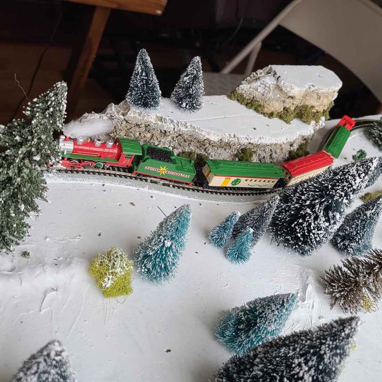 Christmas model train layout - Model railroad layouts plansModel ...