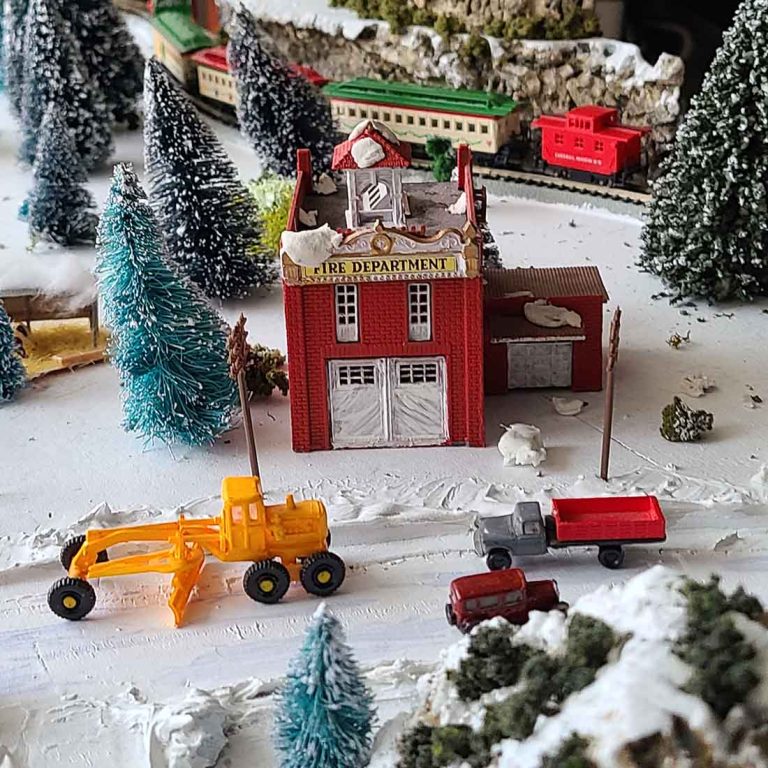 Christmas model train layout - Model railroad layouts plansModel ...