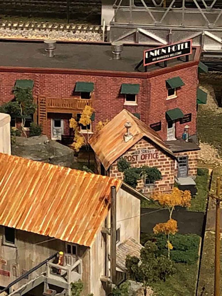 Scratch builds on Mike's layout - Model railroad layouts plansModel railroad layouts plans