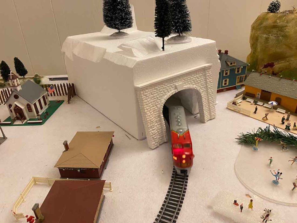 Small space HO train layout - Model railroad layouts plansModel ...