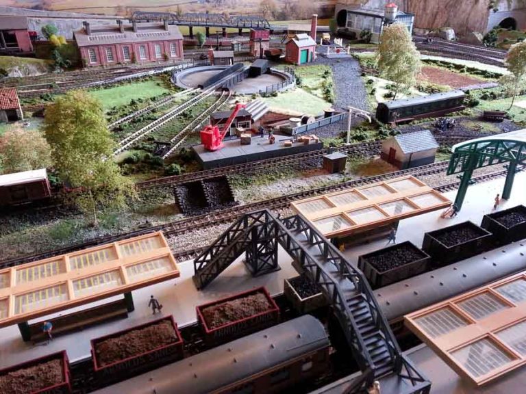 OO scale trains - Model railroad layouts plansModel railroad layouts plans