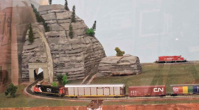 Z scale model train - Model railroad layouts plansModel railroad ...