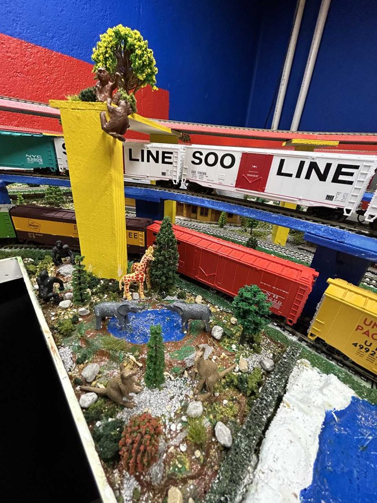 Elevated model train track - Model railroad layouts plansModel railroad ...