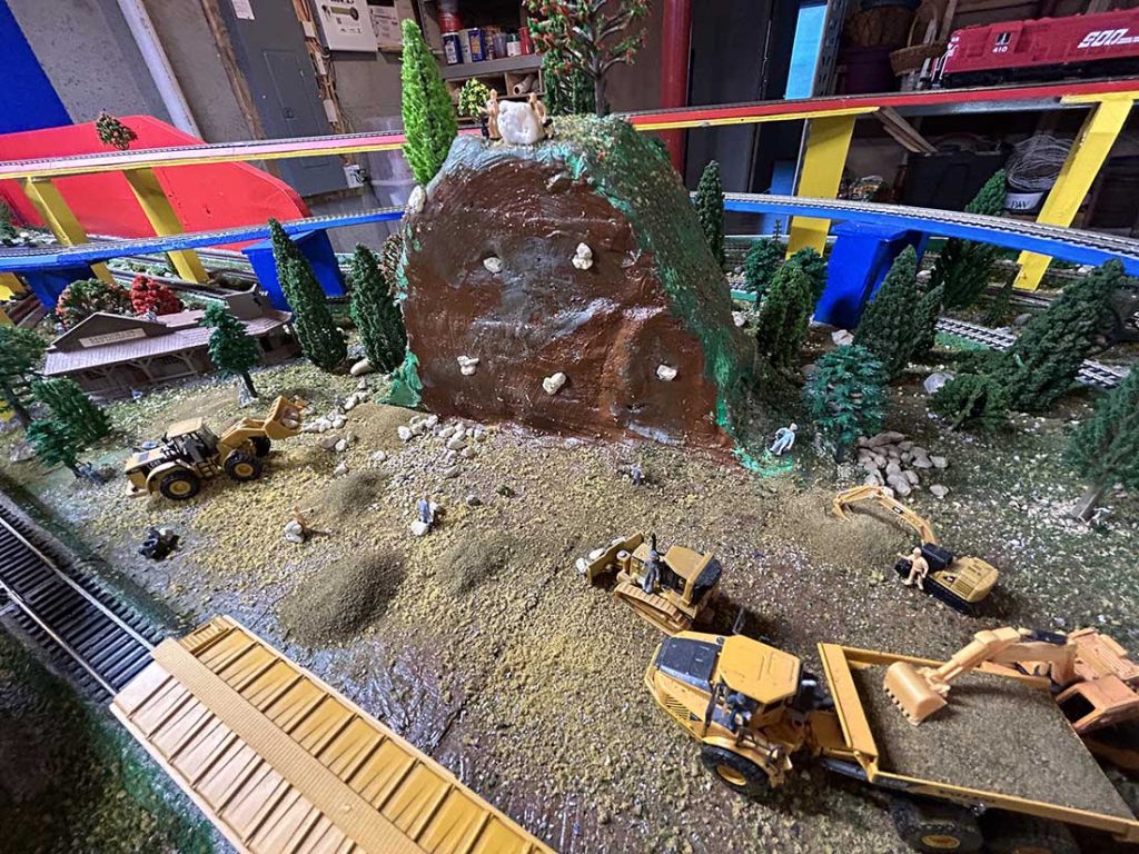 Elevated model train track - Model railroad layouts plansModel railroad ...