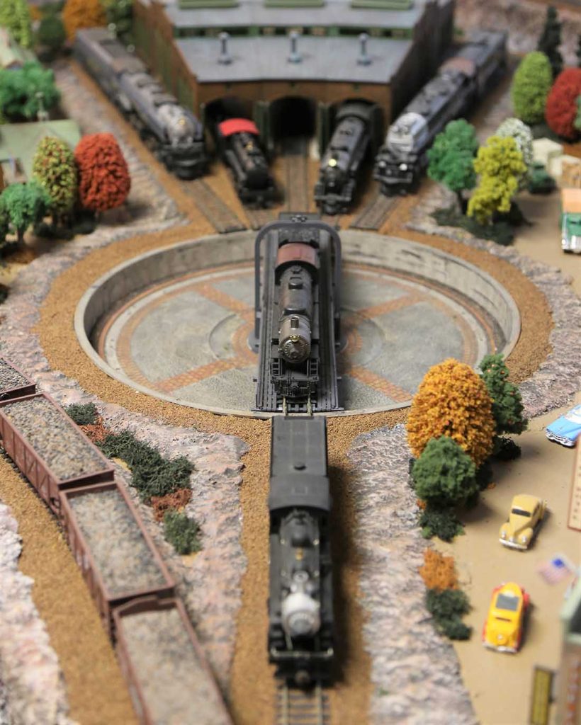 16x16 HO scale layout - Model railroad layouts plansModel railroad layouts plans