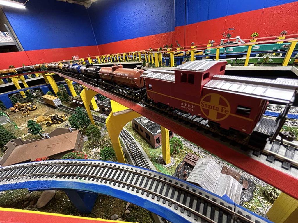 Elevated model train track - Model railroad layouts plansModel railroad ...