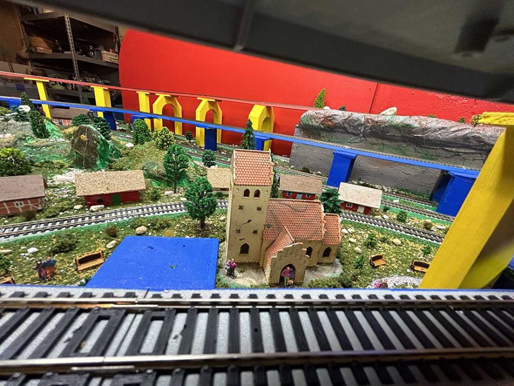 Elevated model train track - Model railroad layouts plansModel railroad ...