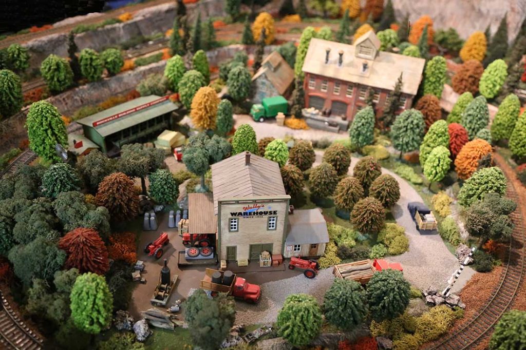 16x16 HO scale layout - Model railroad layouts plansModel railroad layouts plans