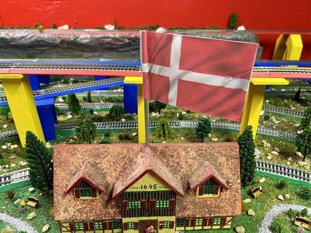 Elevated model train track - Model railroad layouts plansModel railroad ...