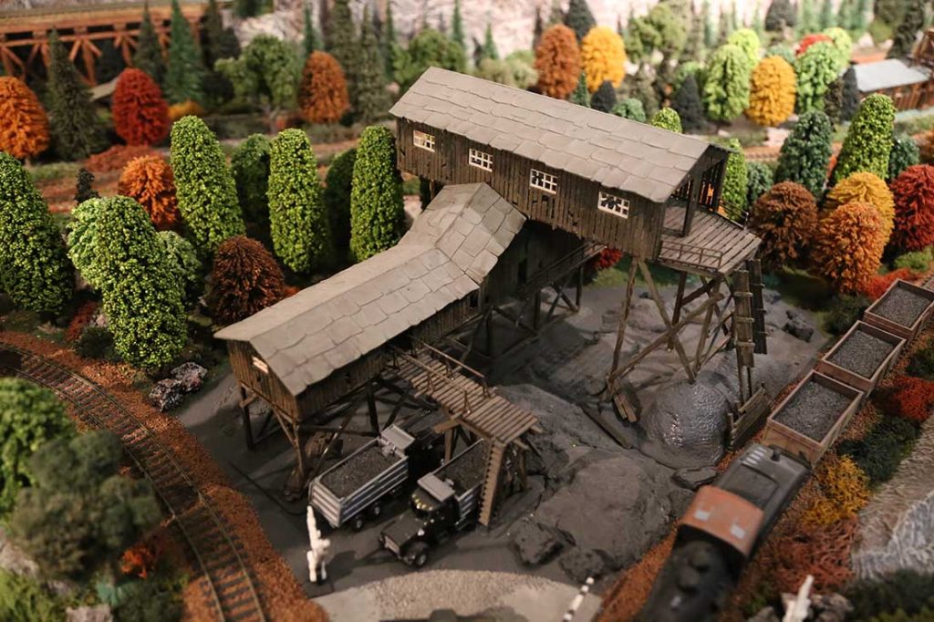 16x16 HO scale layout - Model railroad layouts plansModel railroad ...