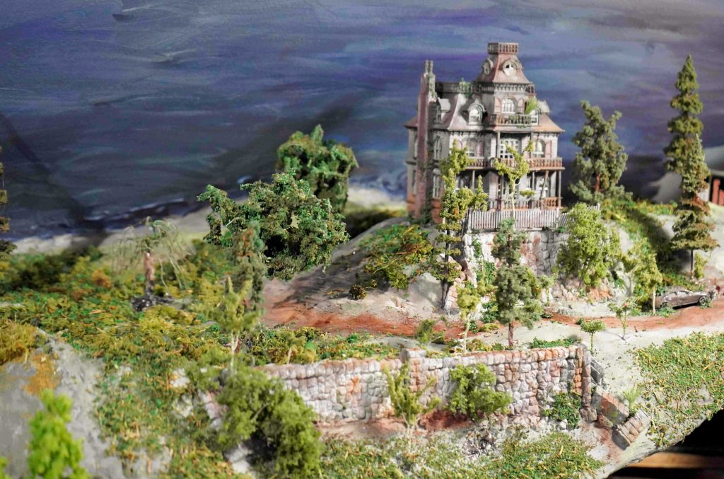 HO scale haunted house - Model railroad layouts plansModel railroad ...
