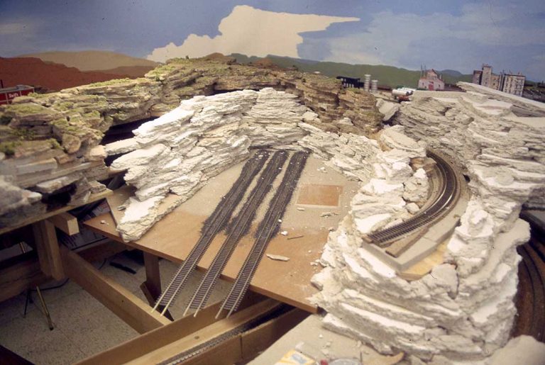 How to make model train rocks like Barry's - Model railroad layouts ...