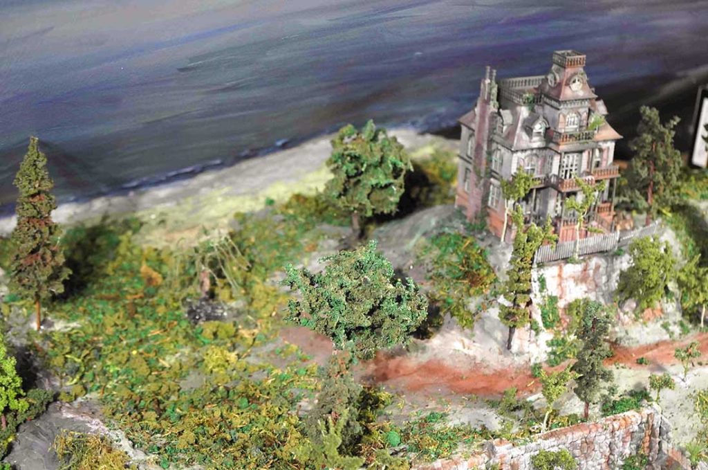 HO scale haunted house - Model railroad layouts plansModel railroad ...