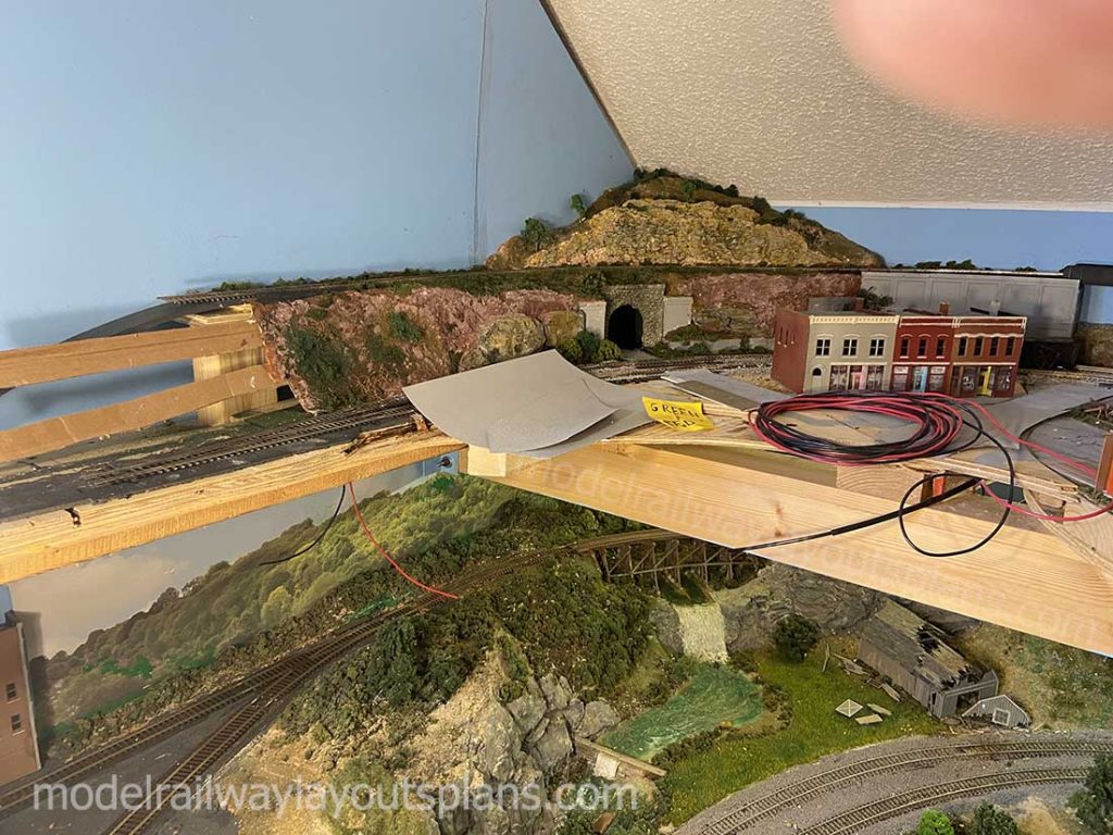 Double level HO scale layout - Don's - Model railroad layouts ...