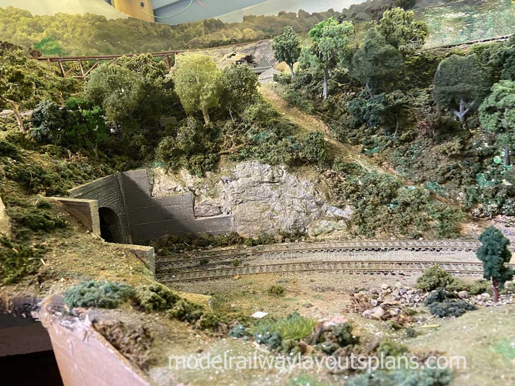 Double level HO scale layout - Don's - Model railroad layouts ...