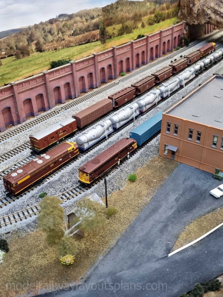 N scale multi-line layout - Model railroad layouts plansModel railroad ...