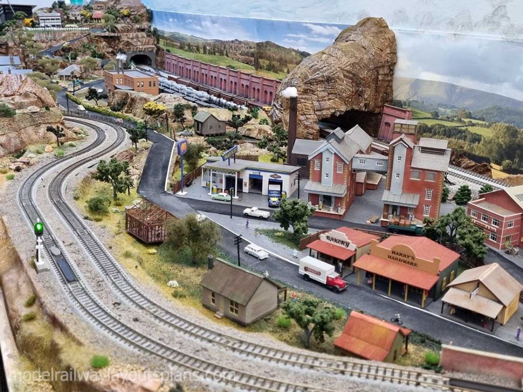 N scale multi-line layout - Model railroad layouts plansModel railroad layouts plans