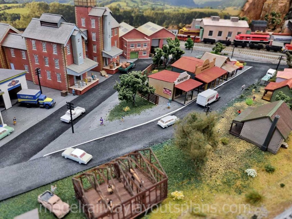 N scale multi-line layout - Model railroad layouts plansModel railroad ...