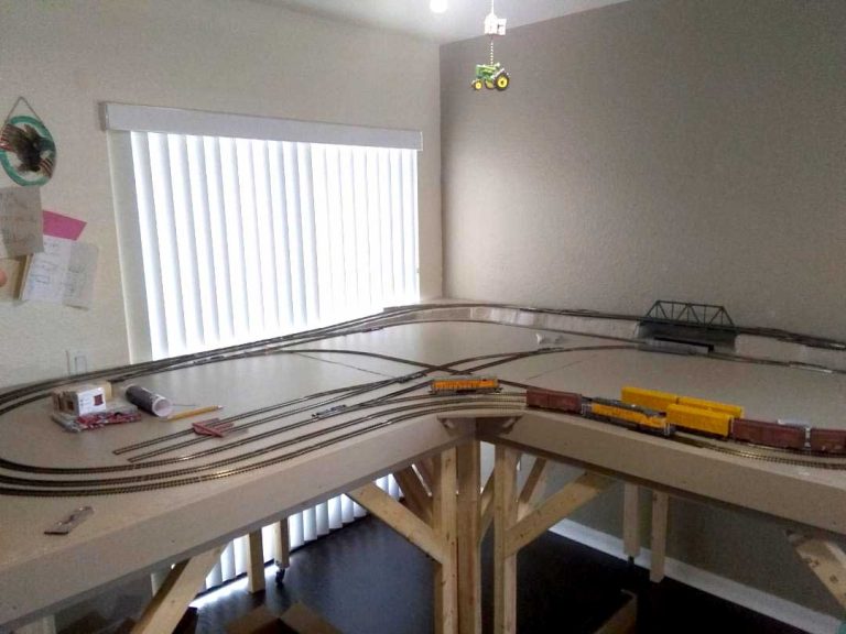 3 loop HO train layout - Ray's - Model railroad layouts plansModel ...