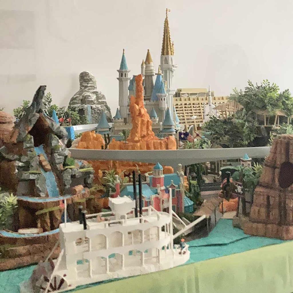 Disney World model train - Model railroad layouts plansModel railroad ...