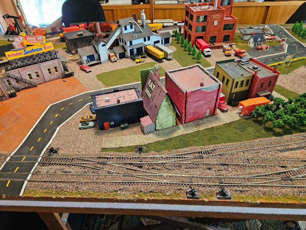 4x8 HO scale train layout - Model railroad layouts plansModel railroad ...