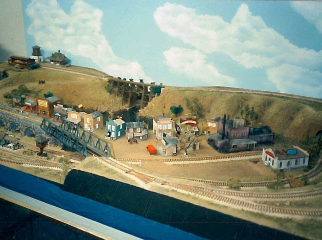 HO scale 8x4 layout - Model railroad layouts plansModel railroad ...