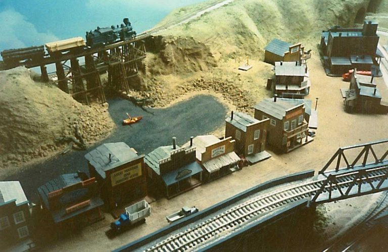 HO scale 8x4 layout - Model railroad layouts plansModel railroad ...
