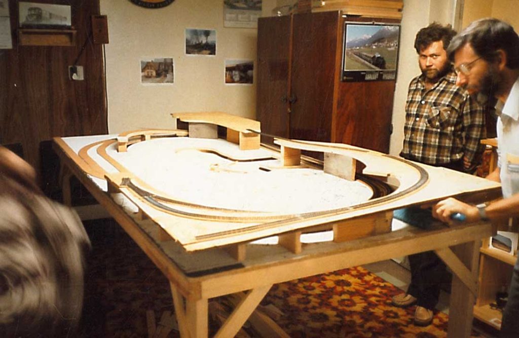 HO scale 8x4 layout - Model railroad layouts plansModel railroad ...