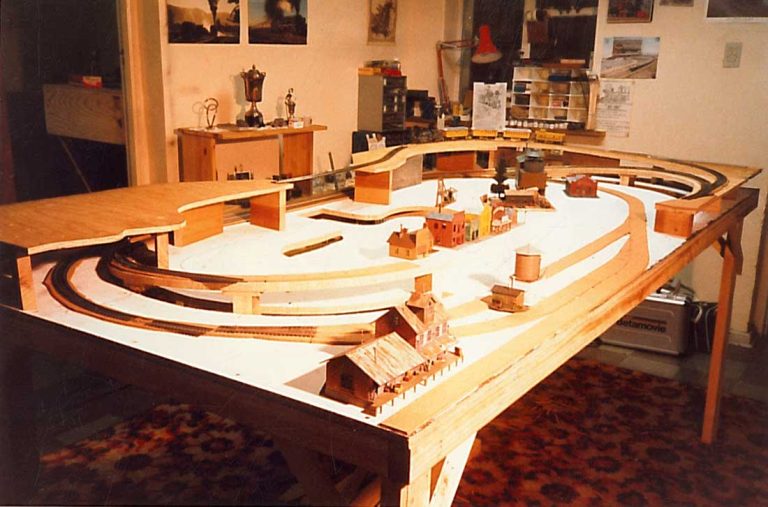 HO scale 8x4 layout - Model railroad layouts plansModel railroad ...