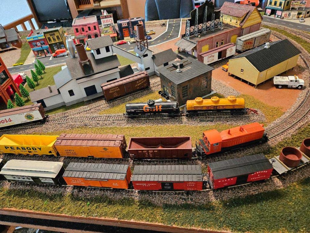 4x8 HO scale train layout - Model railroad layouts plansModel railroad ...