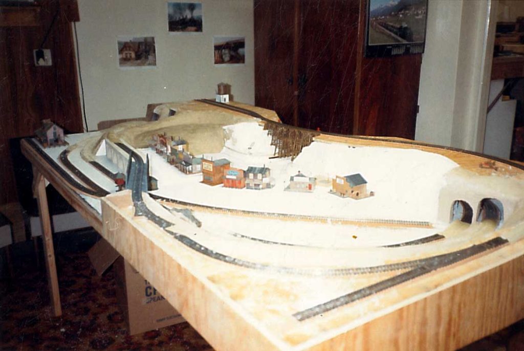 HO scale 8x4 layout - Model railroad layouts plansModel railroad ...