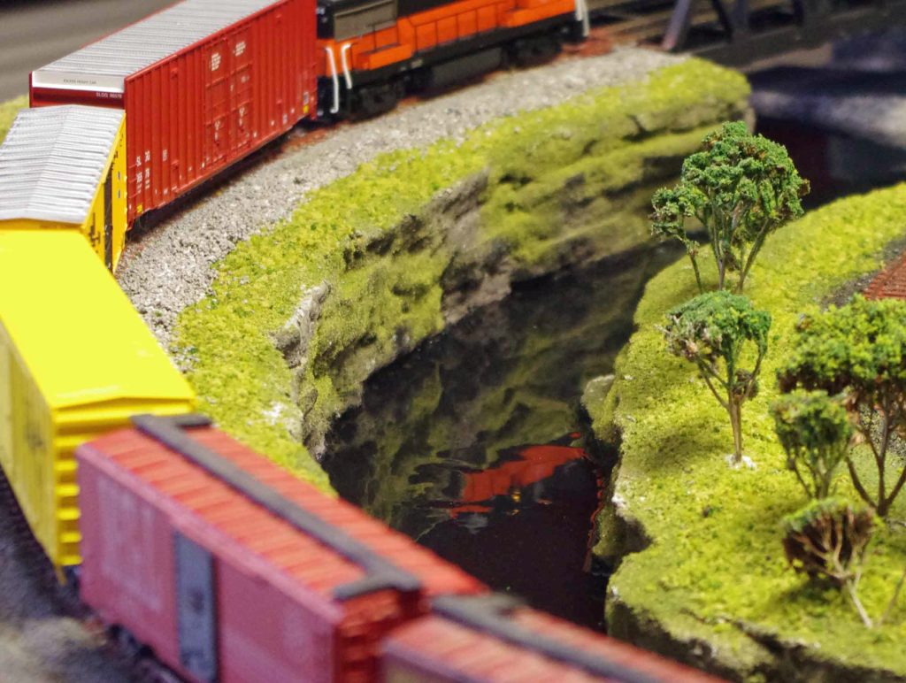 HO train layout with rivers - Model railroad layouts plansModel ...