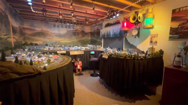 HO double oval with crossover - Model railroad layouts plansModel ...