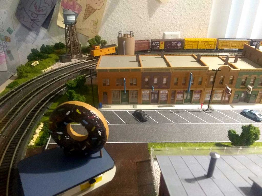 How to run multiple trains on one track - Model railroad layouts ...