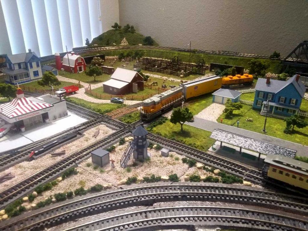 How to run multiple trains on one track - Model railroad layouts ...
