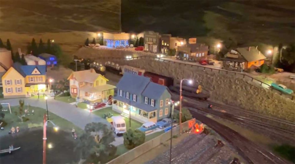 HO double oval with crossover - Model railroad layouts plansModel ...