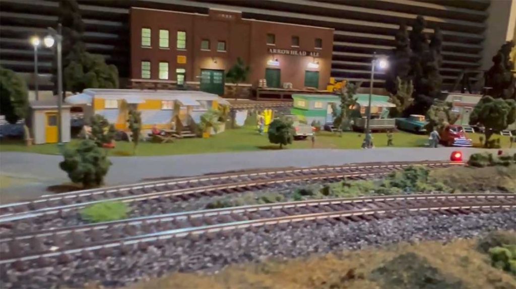 HO double oval with crossover - Model railroad layouts plansModel ...