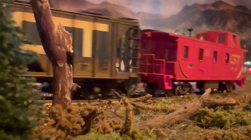 HO double oval with crossover - Model railroad layouts plansModel ...