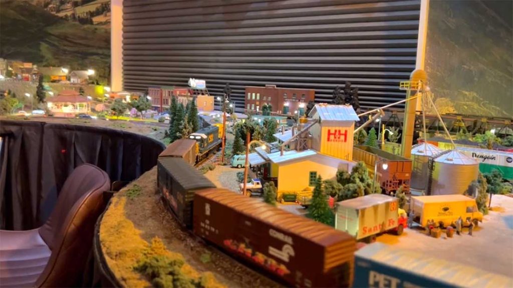 HO double oval with crossover - Model railroad layouts plansModel ...