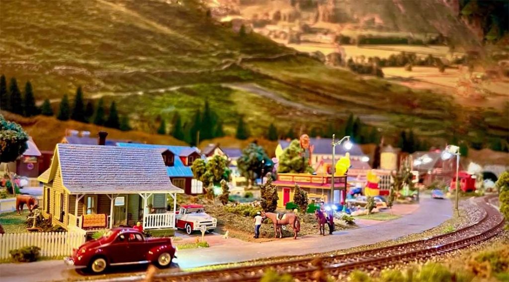 HO double oval with crossover - Model railroad layouts plansModel ...