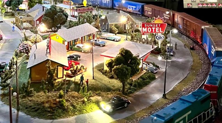 HO double oval with crossover - Model railroad layouts plansModel ...