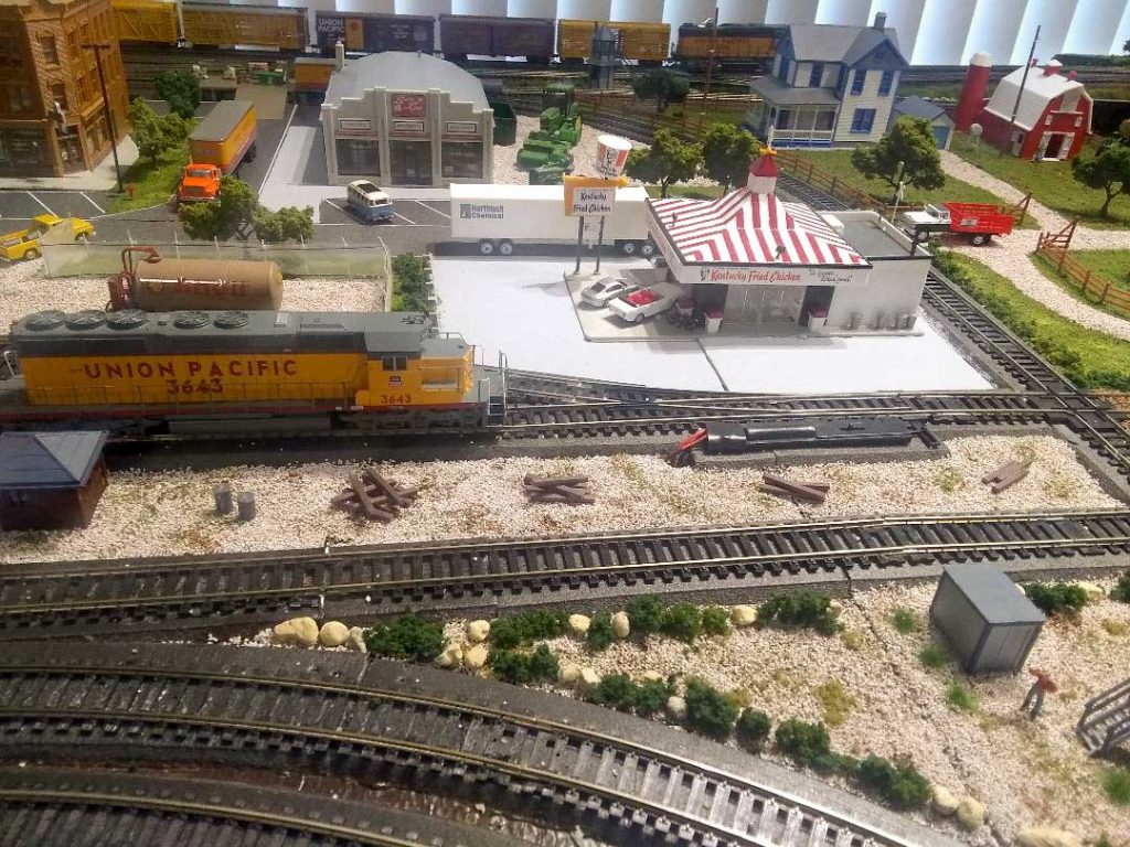 How to run multiple trains on one track - Model railroad layouts ...