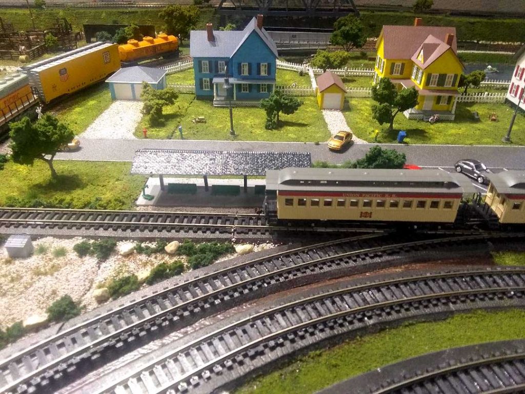 How to run multiple trains on one track - Model railroad layouts ...
